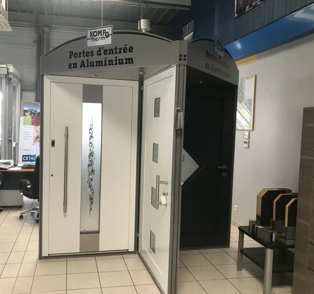 Nouvelle exposition de portes d'entrées dans notre show-room de CERNAY ...